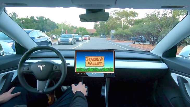 รถยนต์ไฟฟ้า Tesla เพิ่มเกม Stardew Valley เล่นรอขณะชาร์จไฟ